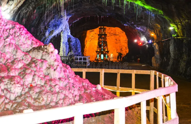 Khewra Salt Mine Pakistan: The Red Himalayan Salt - Saiyah